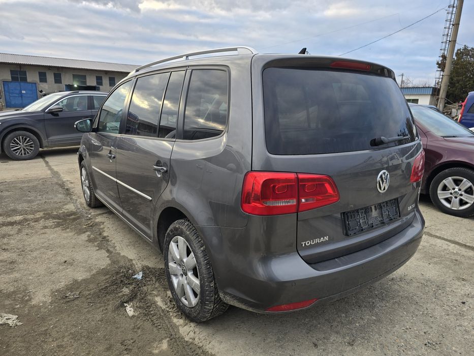 Volkswagen Touran 7 locuri AVARIAT ușor Navodari • OLX.ro