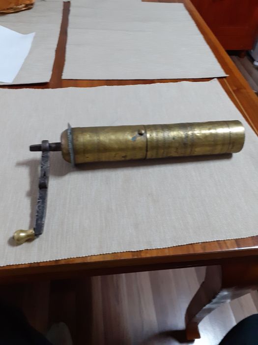 Rîșniță de cafea din alamă veche obiect de colecție Valenii de Munte ...