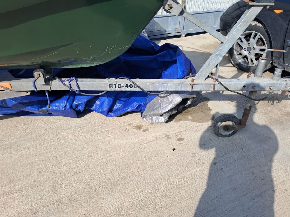 Vând barca Romcraft 400 cu peridoc Vadu Oii • OLX.ro