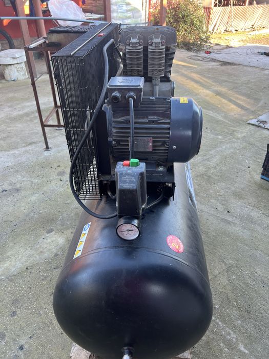 Vand compresor 270 l Mavrodin • OLX.ro
