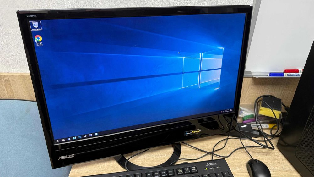 Vand calculator complet ( unitate PC + monitor + tastatura + mouse ...