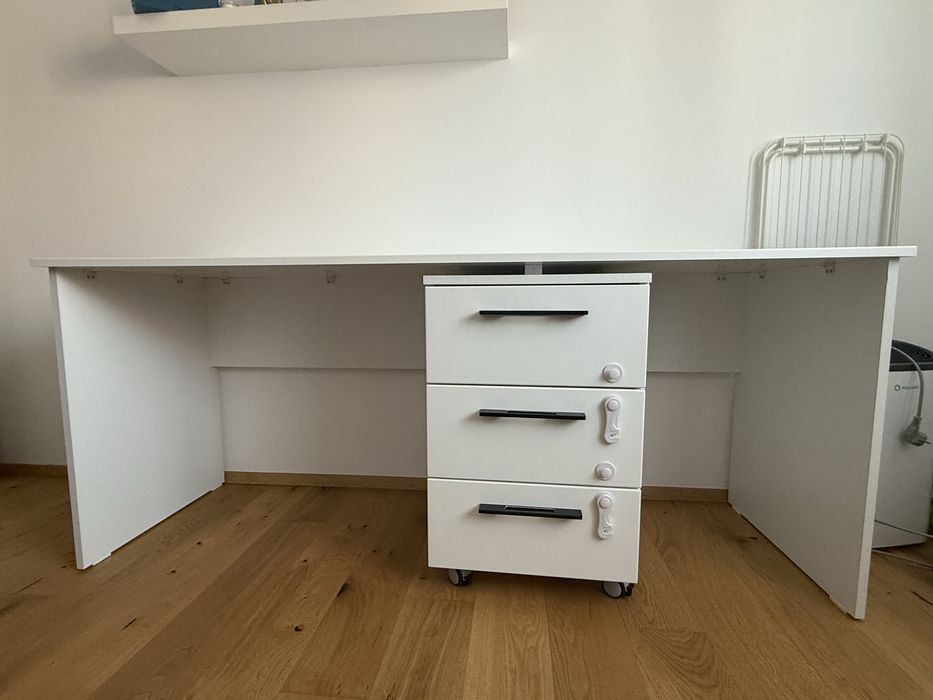 Birou alb + noptiera/comoda cu sertare pe roti Alba Iulia • OLX.ro