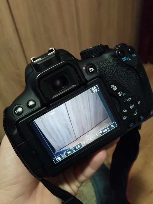 Aparat foto DSLR Canon EOS 700D cu două obiective si geantă Horezu • OLX.ro