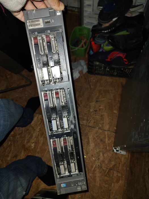 Vand sau schimb 2 servere Hp Sarbi • OLX.ro