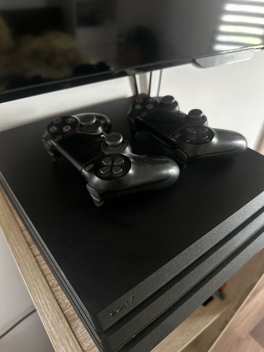 Ps4 pro cu 2 controllere si multe jocuri Valea Adanca • OLX.ro