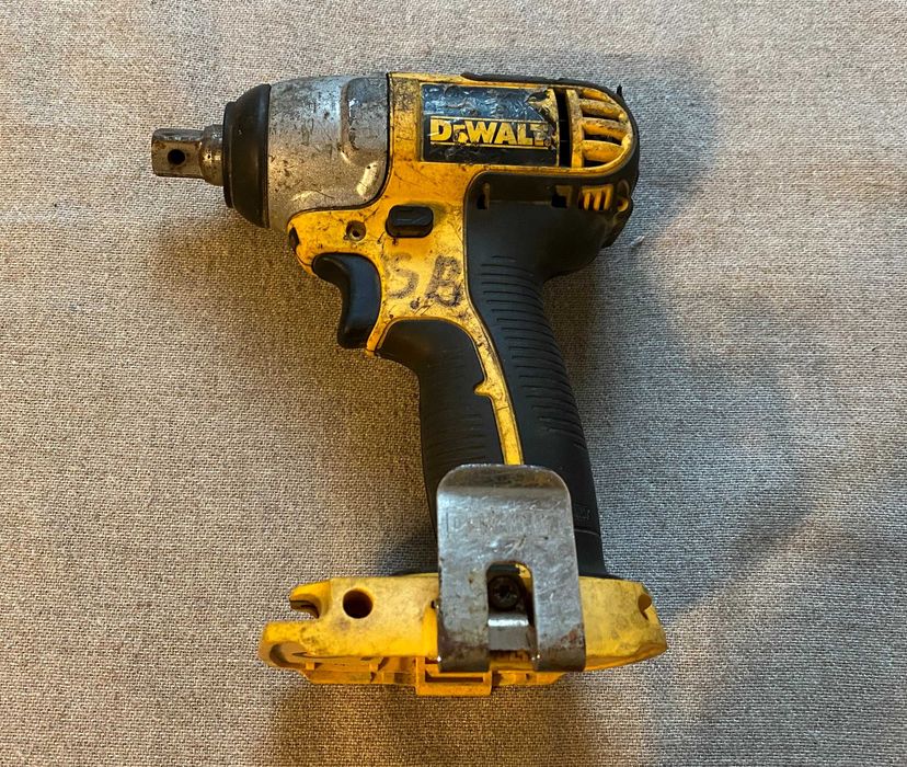 Cheie cu impact DEWALT DC820 18v prindere 1 pe 2 - corp Iasi • OLX.ro
