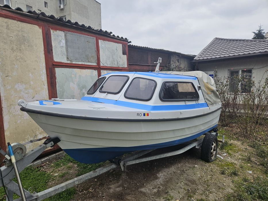 Vand Barca crescent cabinata Giurgiu • OLX.ro