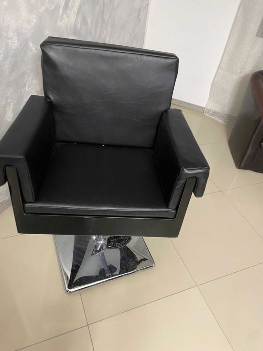 Vand Scaun salon coafor- frizerie/ mobilier salon-2 bucati disponibile ...