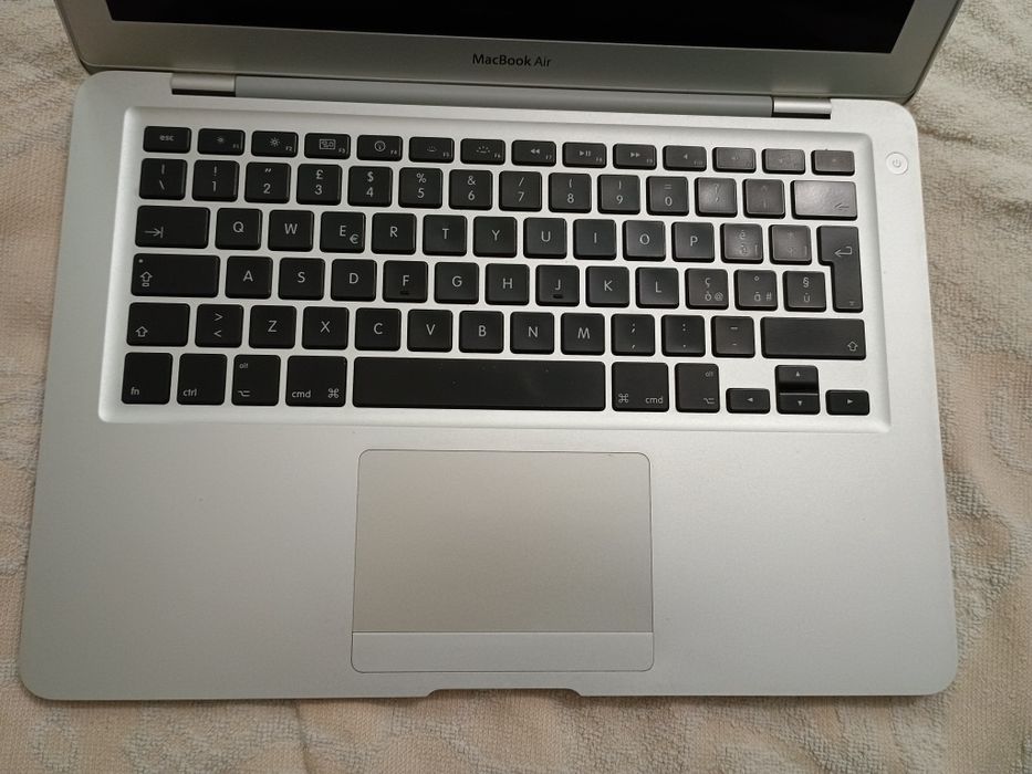 Vând Macbook Air A1304 Livezeni • OLX.ro
