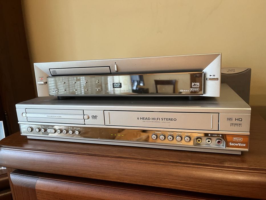 JVC-DVD player с четири вградени малки тонколони и една голяма към тях ...