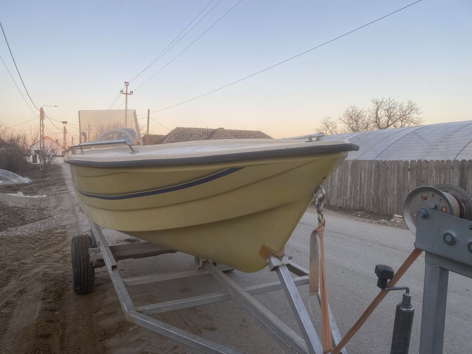 Vand barca cu motor Yamaha 20 cp Desa • OLX.ro