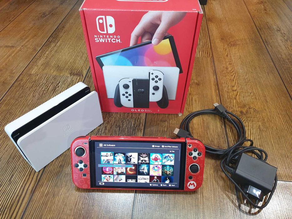 Nintendo Switch OLED, Хакнат, Пълен Комплект, над 40 качени игри гр ...