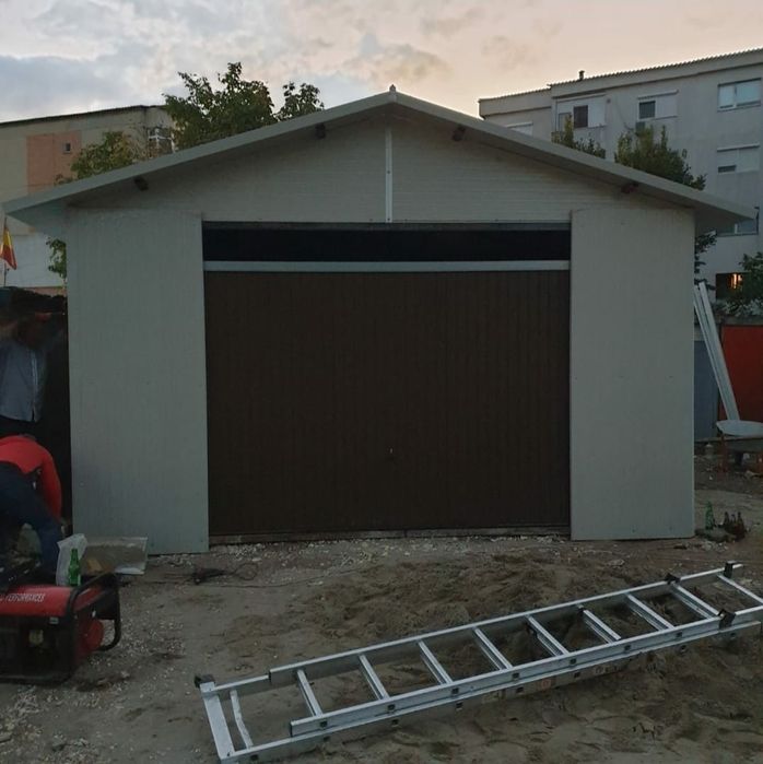 Garaj auto pe structură metalică panouri sandwich Suceava • OLX.ro