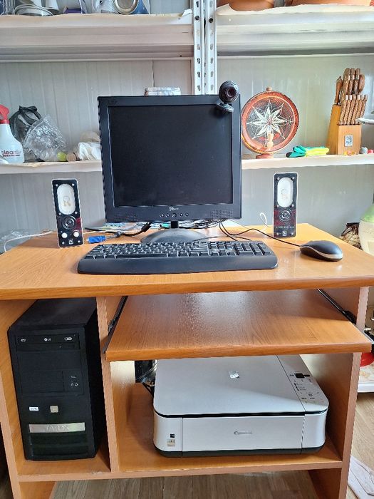 Vind calculator cu monitor ,boxe ,camera,imprimanta,tastatura și masa ...
