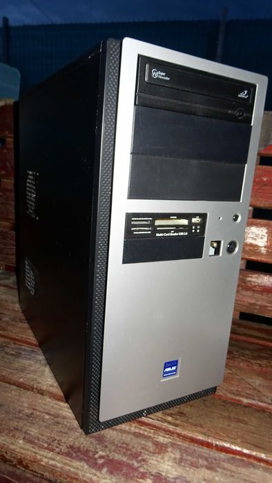 PC vintage, perfect funcţional cu Windows 11 instalat Boldesti-Scaeni ...