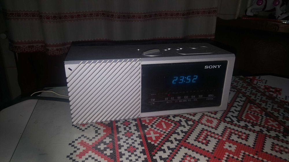 Radio LW/FM cu ceas albastru Sony ICF C16L (Germania) Pitesti • OLX.ro