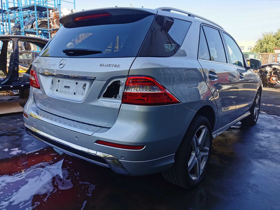 Dezmembrez mercedes ML 350d w166 AMG/bara fata amg/capota/far/aripa/ Targoviste • OLX.ro