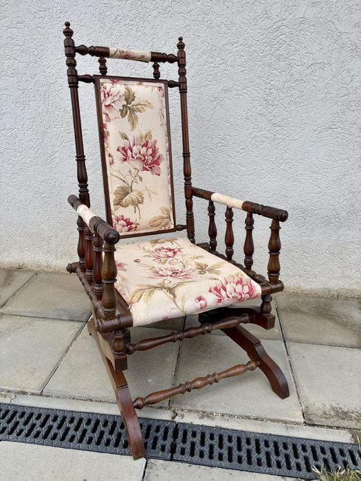 Scaun balansoar vechi din lemn masiv Timisoara • OLX.ro