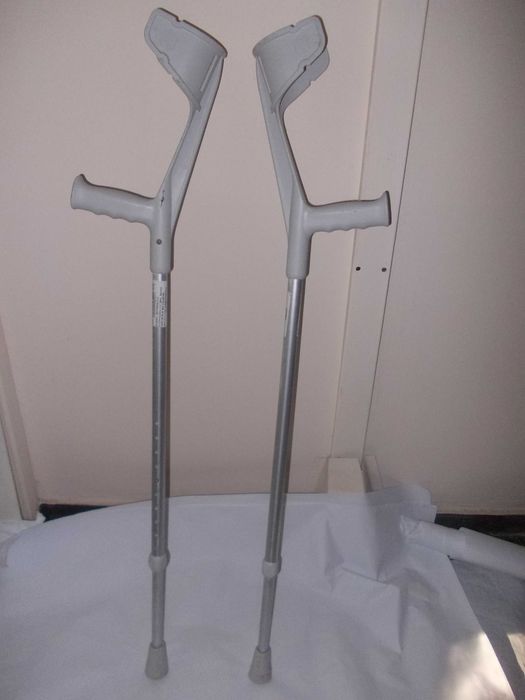 2 Carje antebrat ortopedice reglabile 50Lei perechea sau 25Lei o carja ...