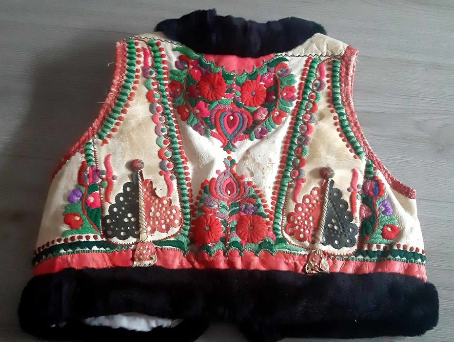 Cojoc popular - marimea M Oradea • OLX.ro