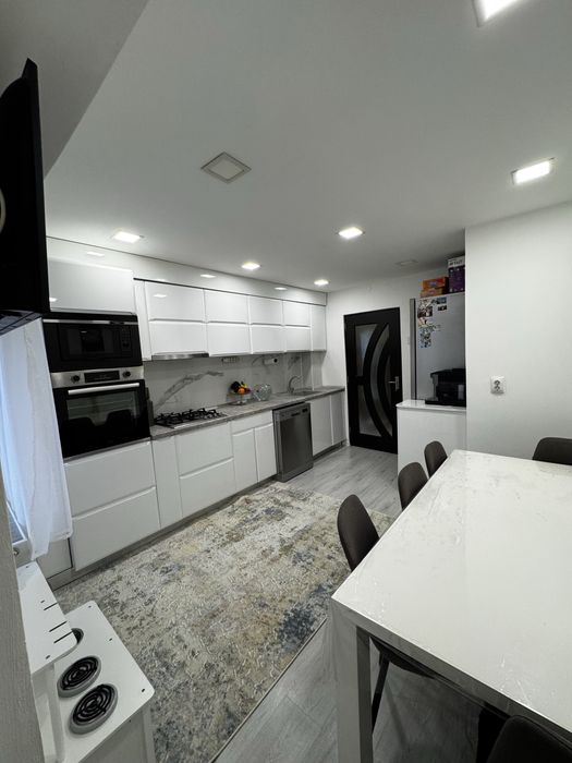 Vand apartament 3 camere, etaj 1,confort 1 , decomandat Targoviste • OLX.ro