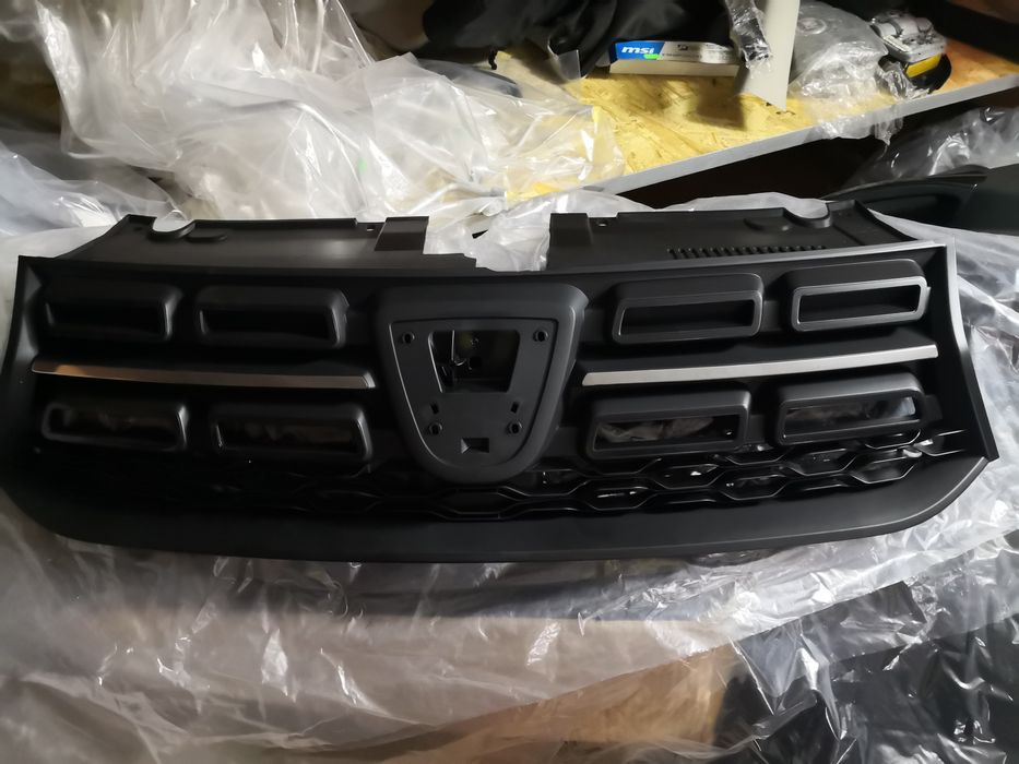 Grilă bară față cea cu emblema Dacia Logan, Sandero 2017-2020 nouă Topoloveni • OLX.ro