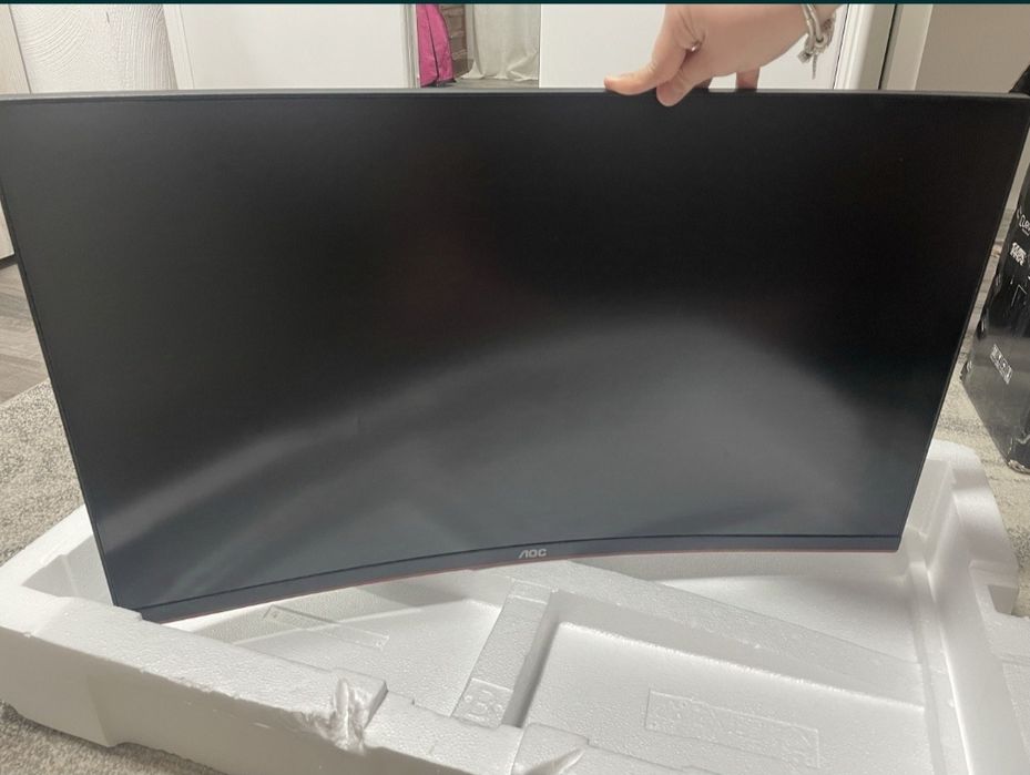 Monitor courved (curbat) gaming AOC Radauti • OLX.ro