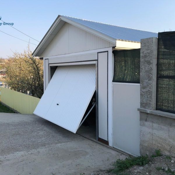 Garaj auto pe structură metalică învelite cu panou sandwich termoizola ...