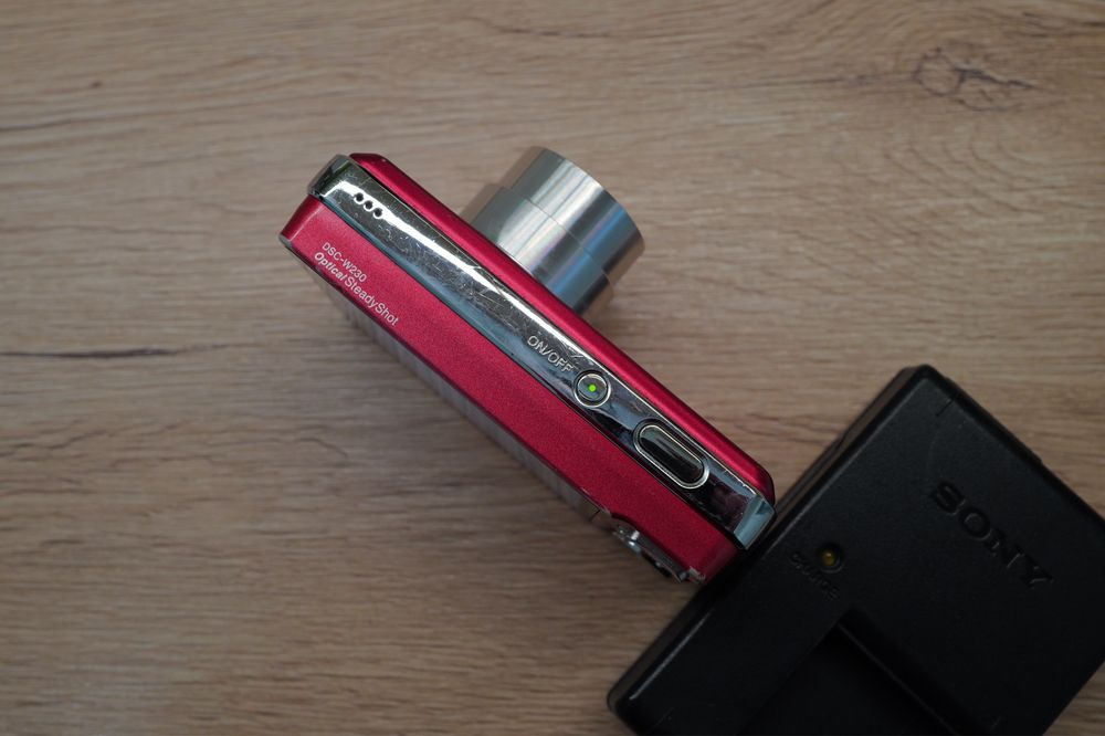 Aparat foto Sony Cybershot Pink 12Mp lentile Zeiss digital W230 ...