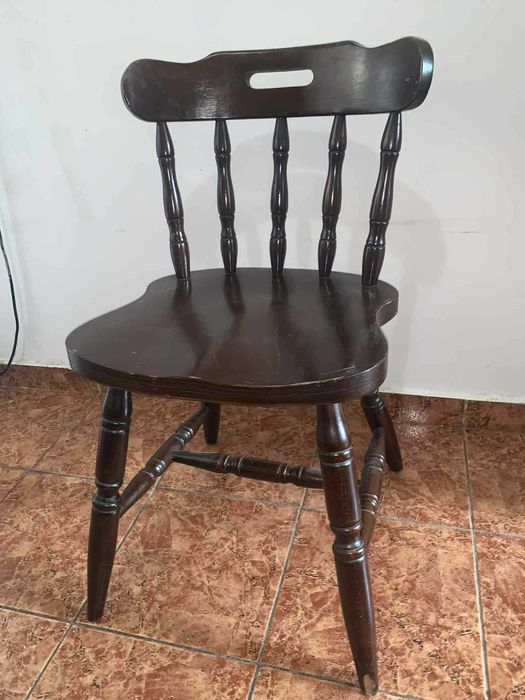 Masa rotunda extesibila cu patru scaune din lemn masiv Oradea • OLX.ro