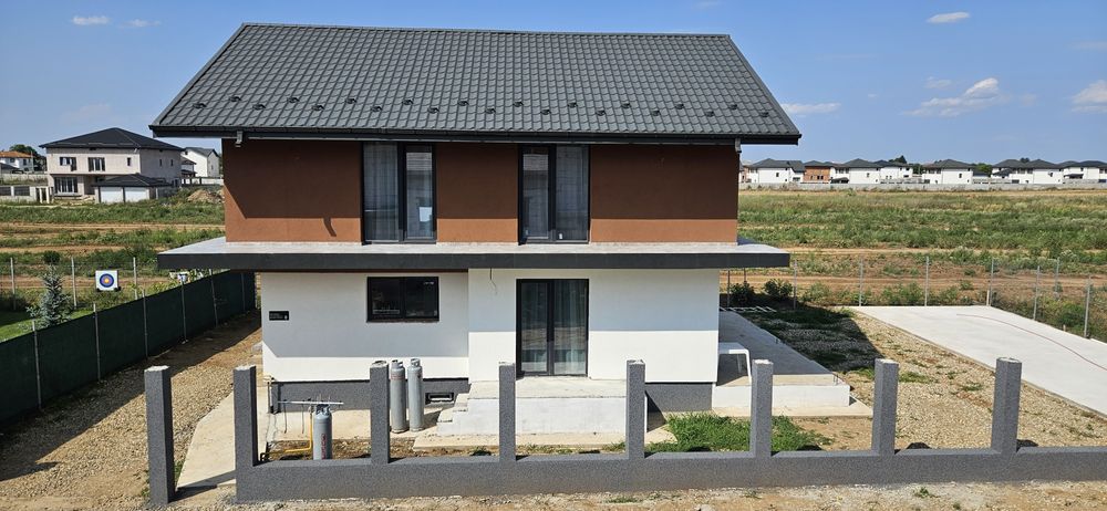 Case de vanzare cu beci/PIVNITA și balcon circular Dragomiresti-Deal ...