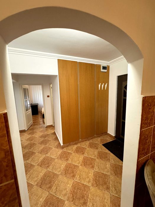 Inchiriez apartament 3 camere zona Dorbob Sfantul Apostol Andrei Oradea ...