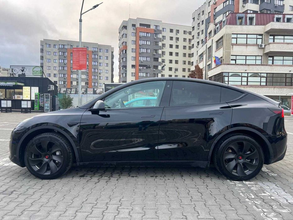 Tesla Model Y 2024 28.000 km TVA deductibil Iasi • OLX.ro