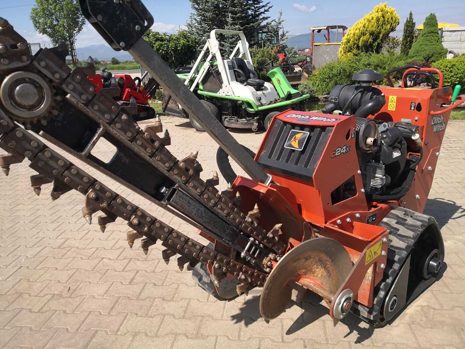 Utilaj de sapat santuri cu lant Ditch Witch C24X Brasov • OLX.ro