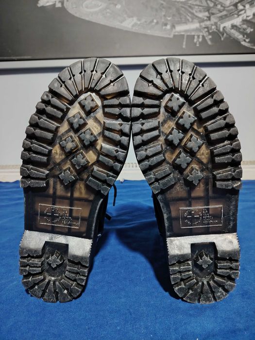 Dr. Martens ghete mărimea 41, interior 25,5 cm, defect in ultima poză ...