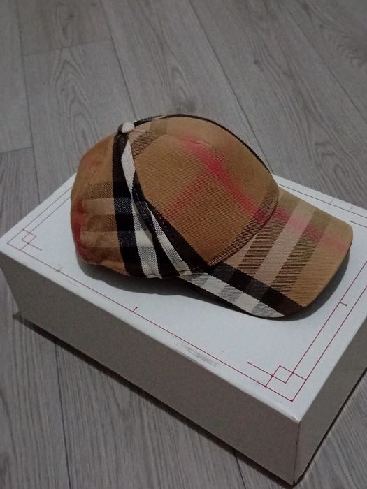 BURBERRY Exclusive Sapca Pitesti • OLX.ro