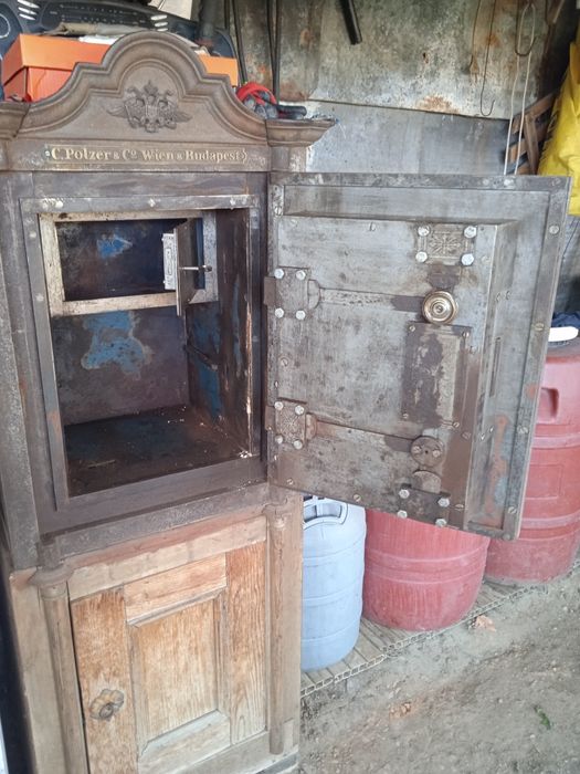 Vînd seif foarte vechi Obrejita • OLX.ro