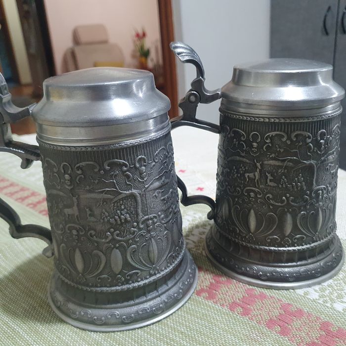 Doua halbe cu capac, din staniu , cu acelas motiv vanatoresc Oradea ...