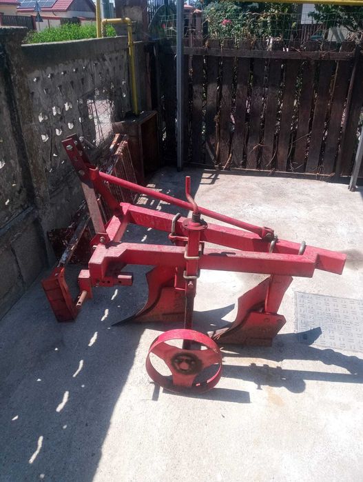 Plug 2 brazde pentru tractor Copaceni • OLX.ro