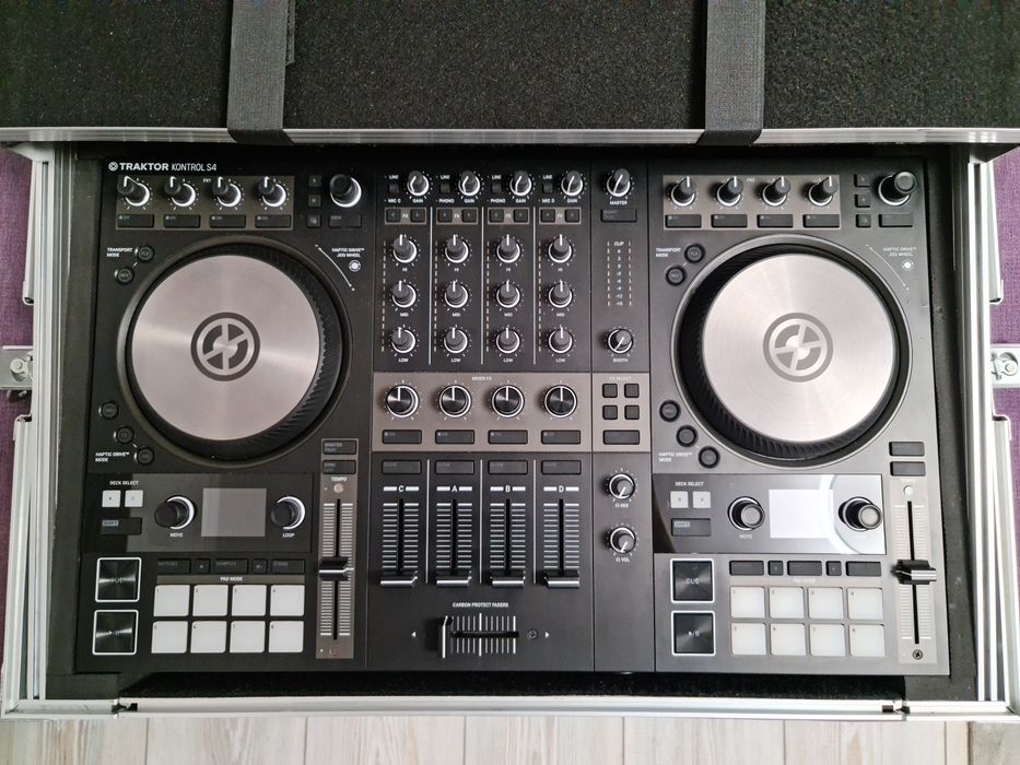 Consola Dj Traktor S4 Mk3+Case Traktor Original Craiova • OLX.ro