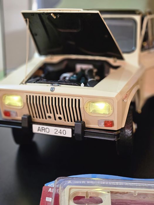 Macheta ARO 240 Scara 1:8 Complet Iasi • OLX.ro
