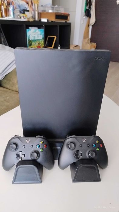 Xbox ONE X 1 TB - 4k Real 2 Joystick-uri + stand charger and cooler ...