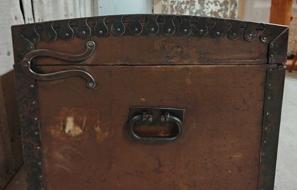 Cufar foarte vechi din lemn masiv/Lada Gradistea • OLX.ro