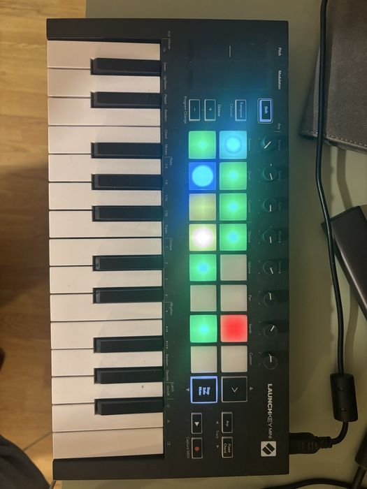 Launchkey mini mk3 като ново - MIDI клавиатура гр. София Докторски ...