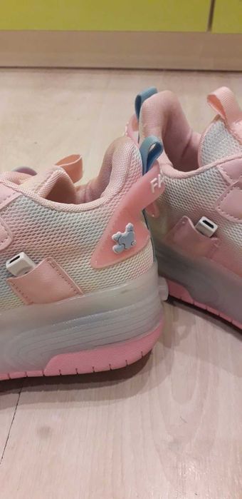 Детски светещи маратонки 2в1 с колелца ролери 32номер гр. София Света ...