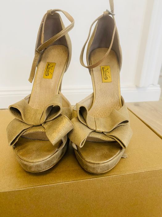 Sandale din piele, cu particule fine aurii, mărimea 37 Suceava • OLX.ro