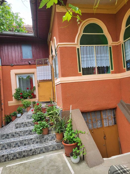Vand casa 5 camere si dependinte cu apa curenta si teren 3000m2 in sat ...