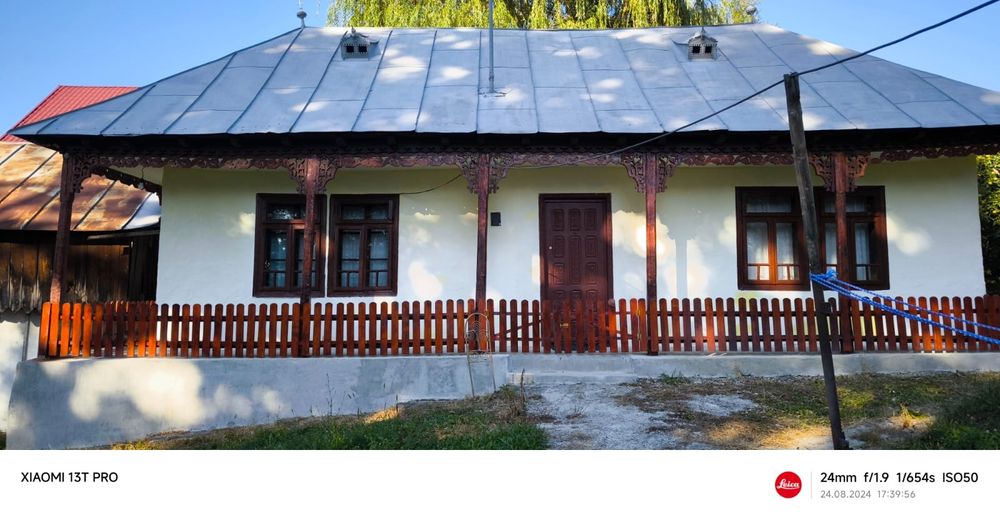 Casa batraneasca + teren Bacau • OLX.ro