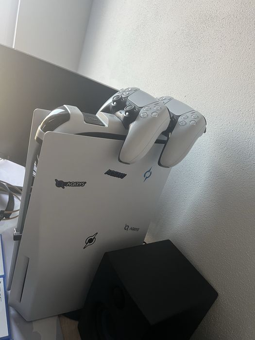 PS5 cu 2 manete si 7 jocuri Targu Jiu • OLX.ro