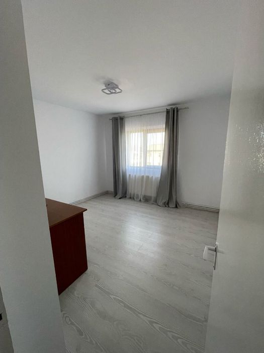 Apartament 3 camere, 2 bai, izolat si finisat deosebit Targoviste • OLX.ro